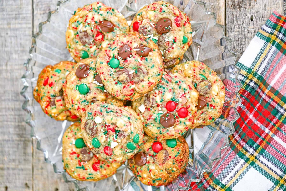 25 Best Christmas Chocolate Chip Cookies for the Holiday!
