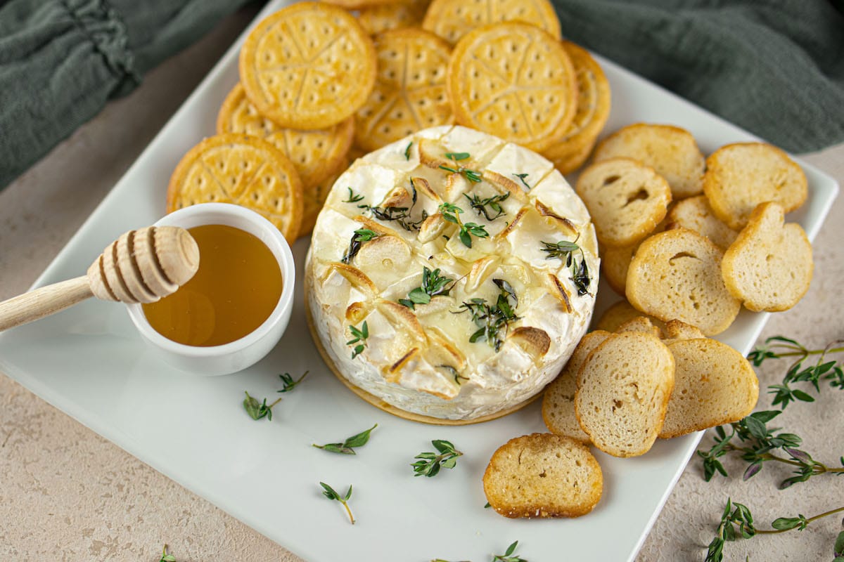 4 Ingredient Baked Brie with Garlic