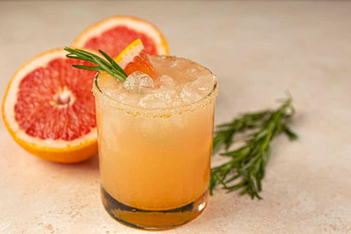 25 Beach Cocktails That Taste Like Vacation in a Glass - Food Plus Words