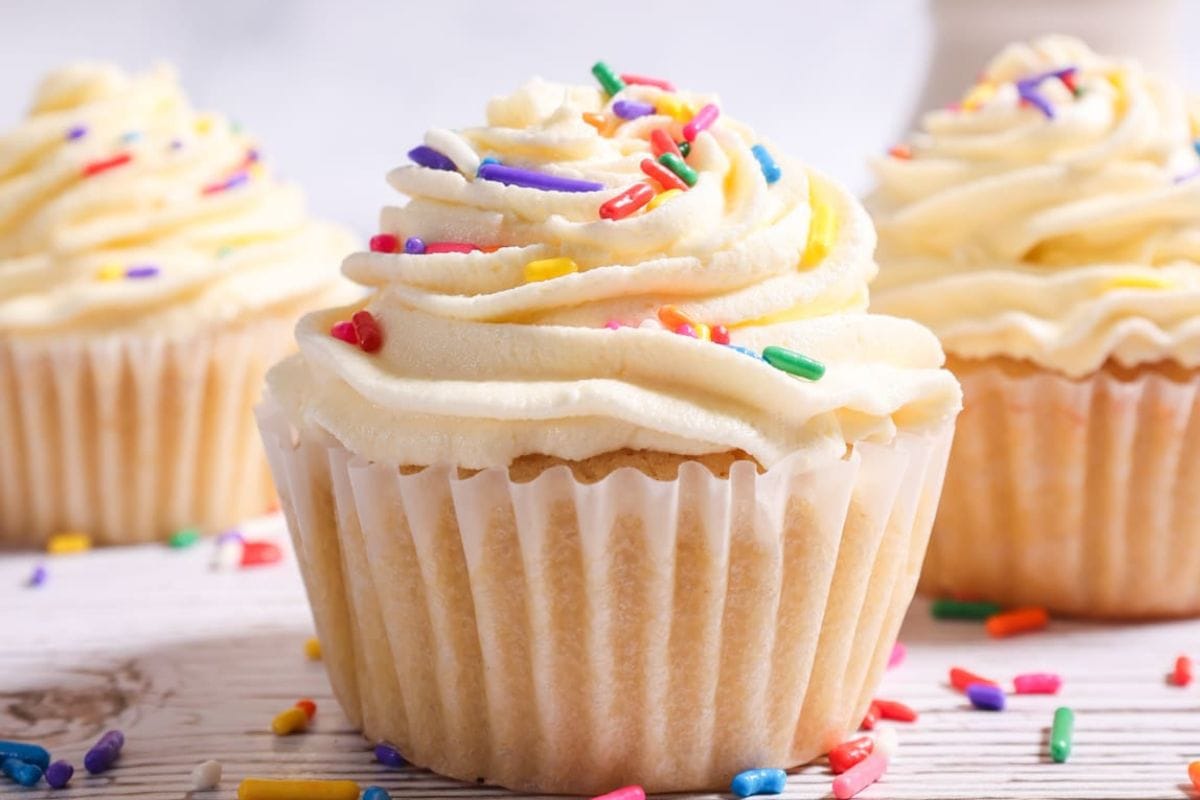 25 Summer Cupcakes That Will Take You to a Tropical Island