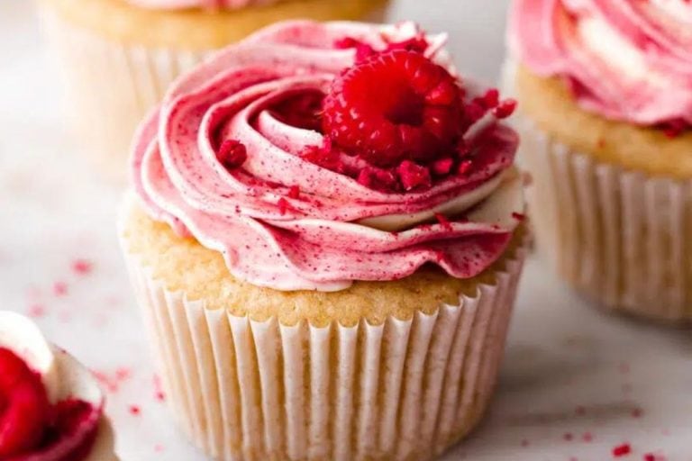 25 Summer Cupcakes That Will Take You to a Tropical Island