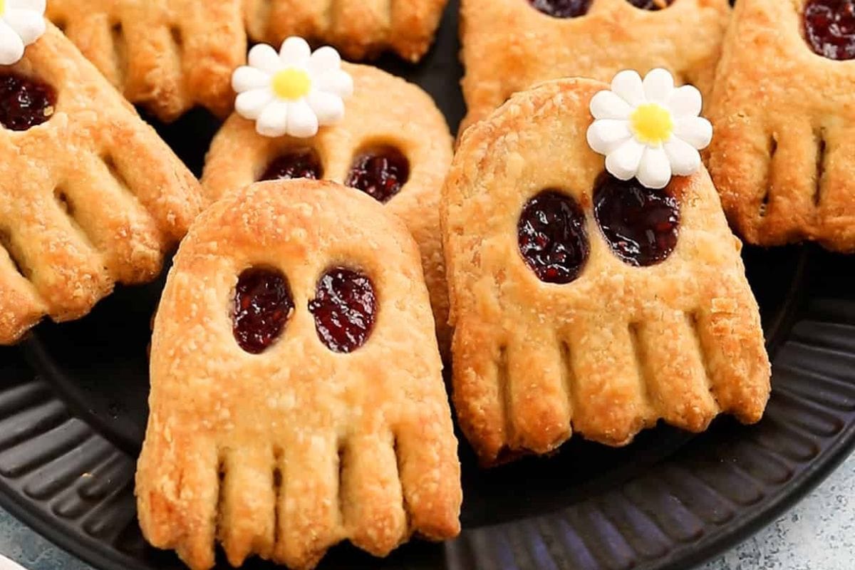 25 Halloween Dessert Ideas So Yummy, They’ll Turn Any Gathering Into a ...