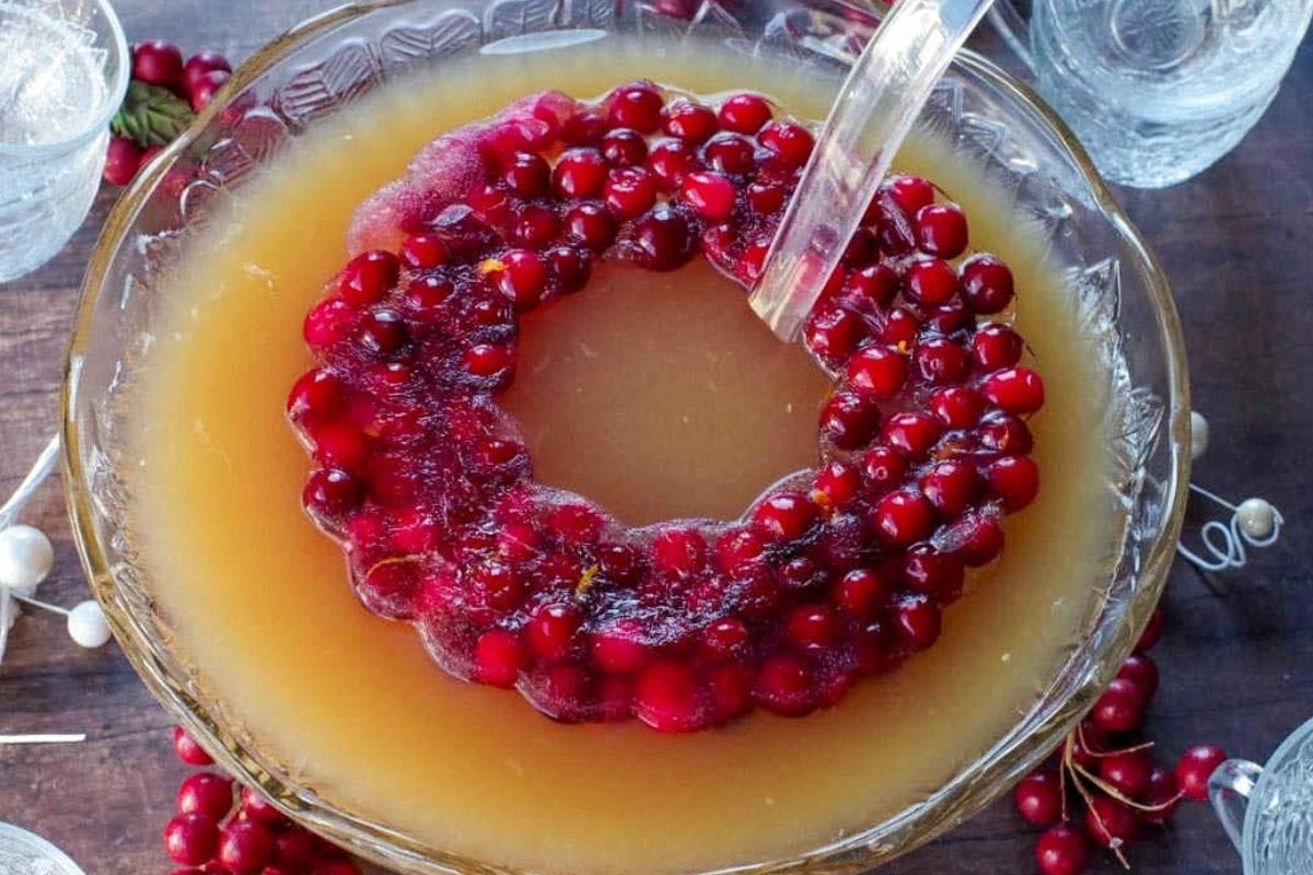 25 Christmas Punch Recipes So Vibrant, They’ll Make Every Other Holiday ...