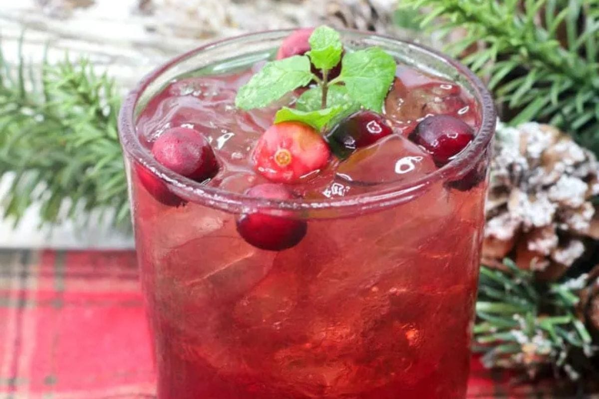 25 Easy Holiday Cocktails That Will Bring Nothing But Cheer - Food Plus ...