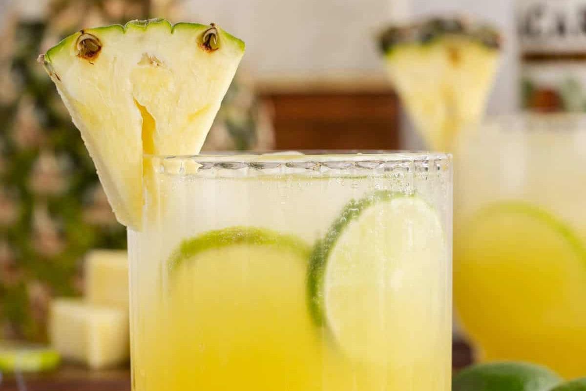 25 Beach Cocktails That Taste Like Vacation in a Glass - Food Plus Words