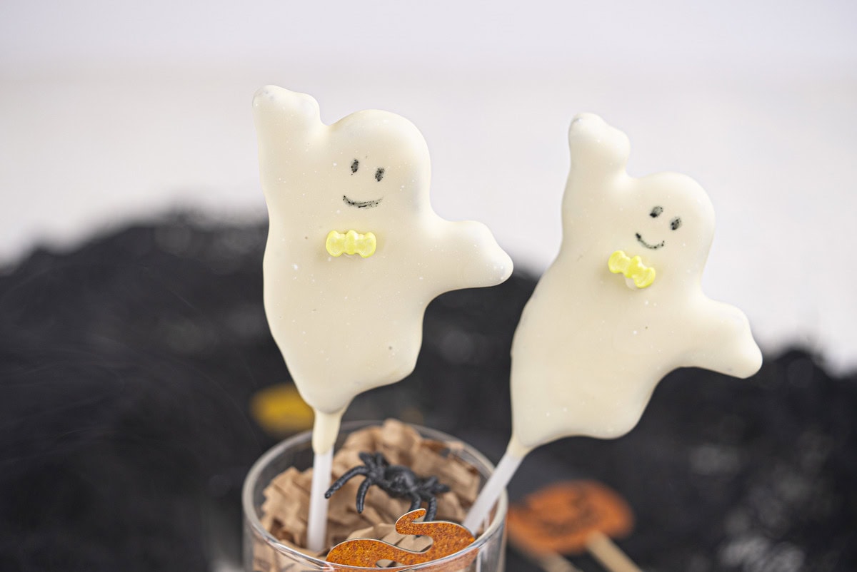 Ghost Cake Pops